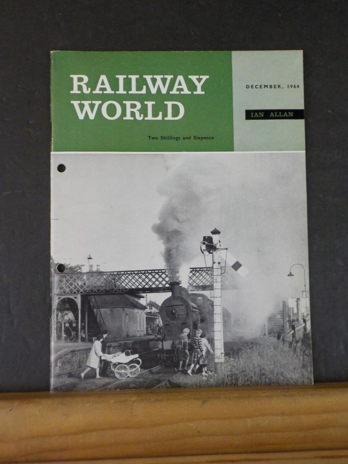 Railway World 1964 December Vol 25 No 295 LNER Sandringhams & their ri ...